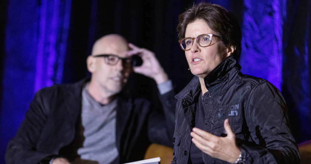 Apple banter: Swisher and Galloway on Swisher and Cook | Philip Elmer ...