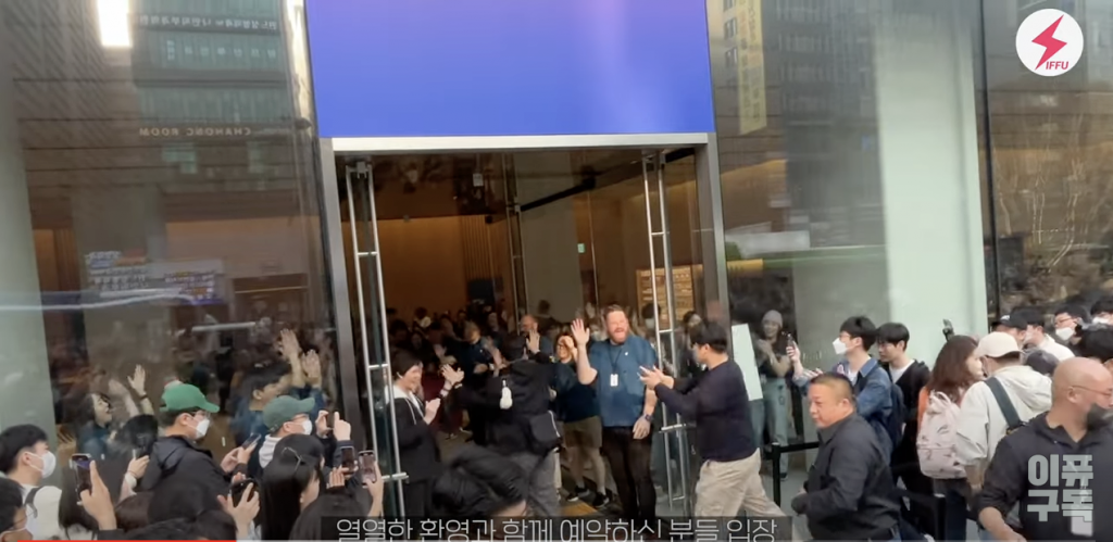 Seoul: Apple's huge new Gangnam store draws crowds (videos) | Philip ...